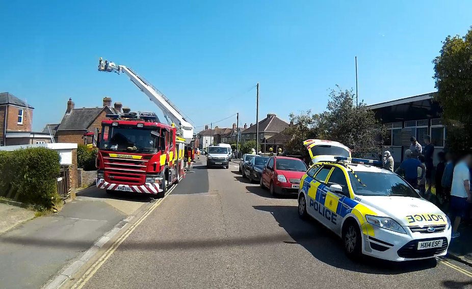 POLICE SURROUND HOUSE IN FRESHWATER AS MAN TAKES TO THE ROOF - Island ...