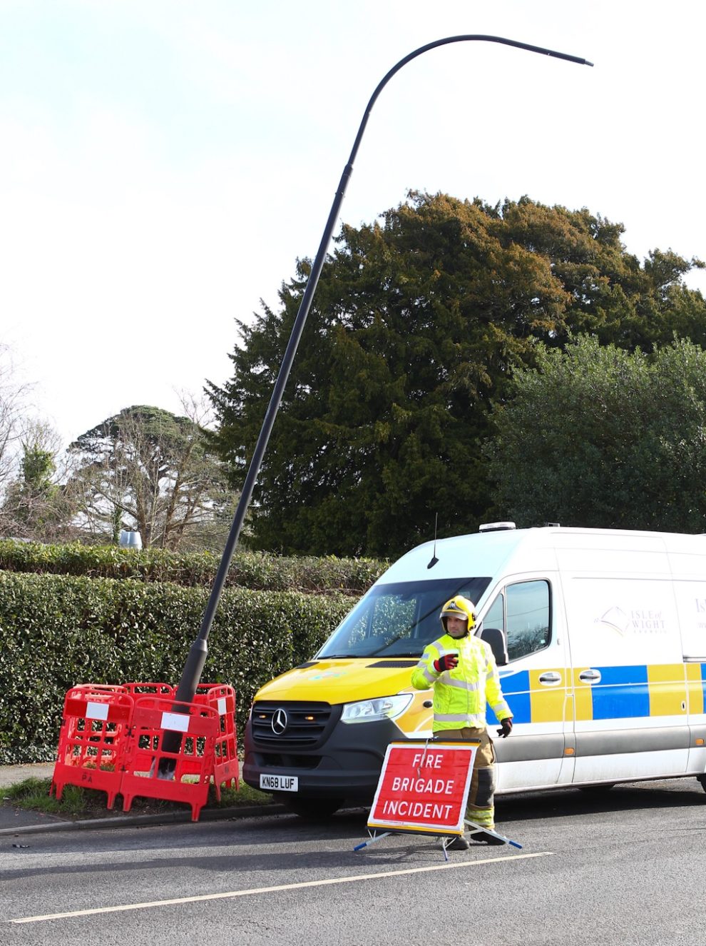 999 RESPONSE AFTER CAR CRASHES INTO LAMP POST - Isle of Wight News ...