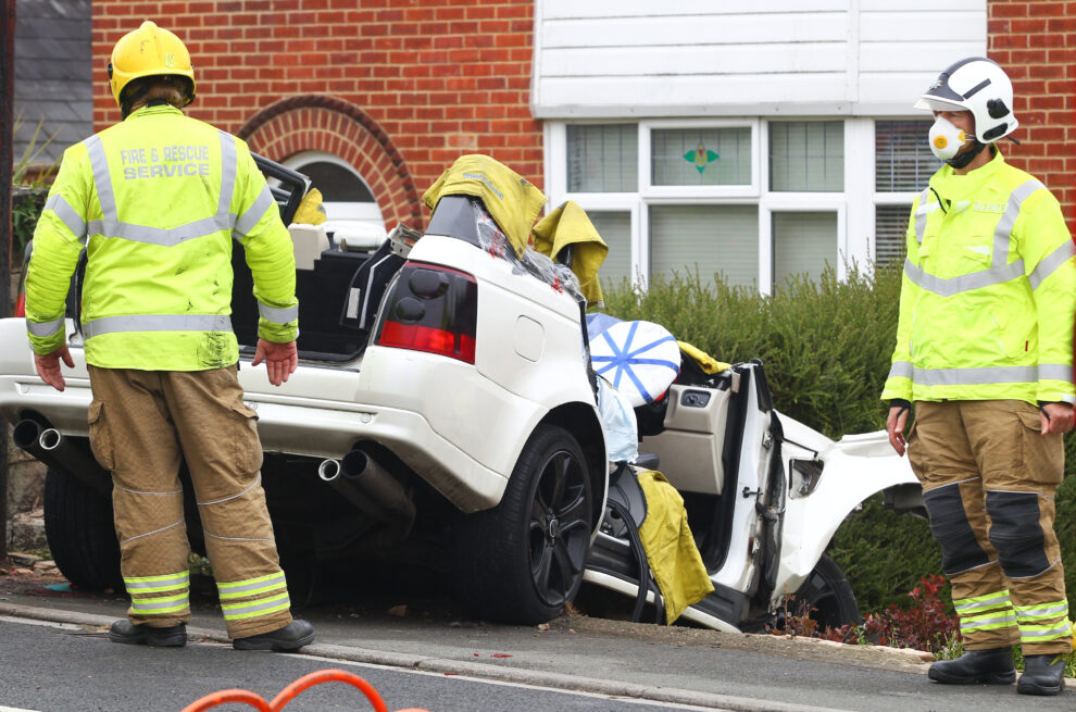 RANGE ROVER CRASHES INTO FRONT GARDEN ON HORSEBRIDGE HILL - Isle of ...