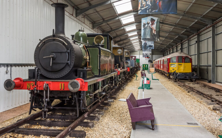 ISLAND LINE TRAIN '007' ARRIVES AT NEW HOME IN HAVENSTREET - Isle of ...