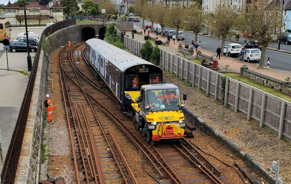 IT FITS! NEW ISLAND LINE TRAINS PASSES THROUGH RYDE TUNNEL FOR THE ...