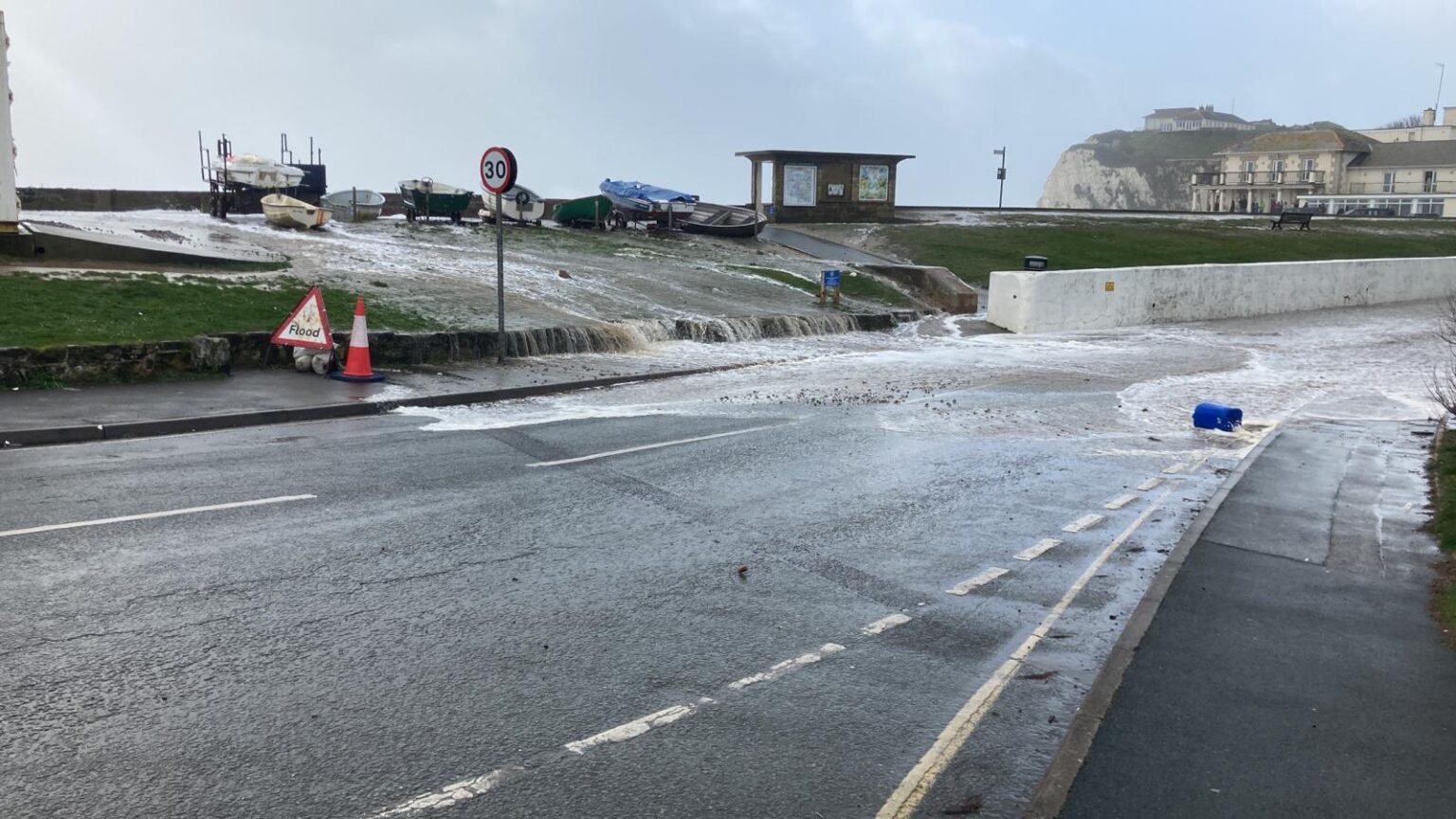 SEAFRONT FLOODING EXPECTED AS FLOOD ALERT FOR THE ISLE OF WIGHT COAST ...