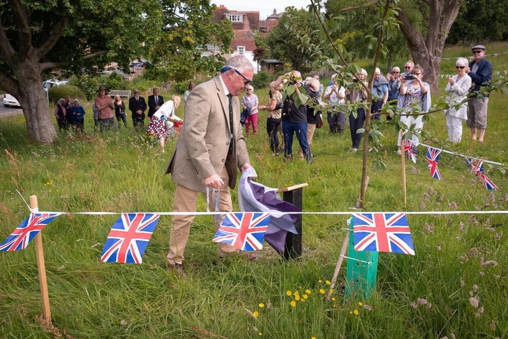 NETTLESTONE AND SEAVIEW PARISH UNVEILS SPECIAL QUEEN'S JUBILEE GIFT ...