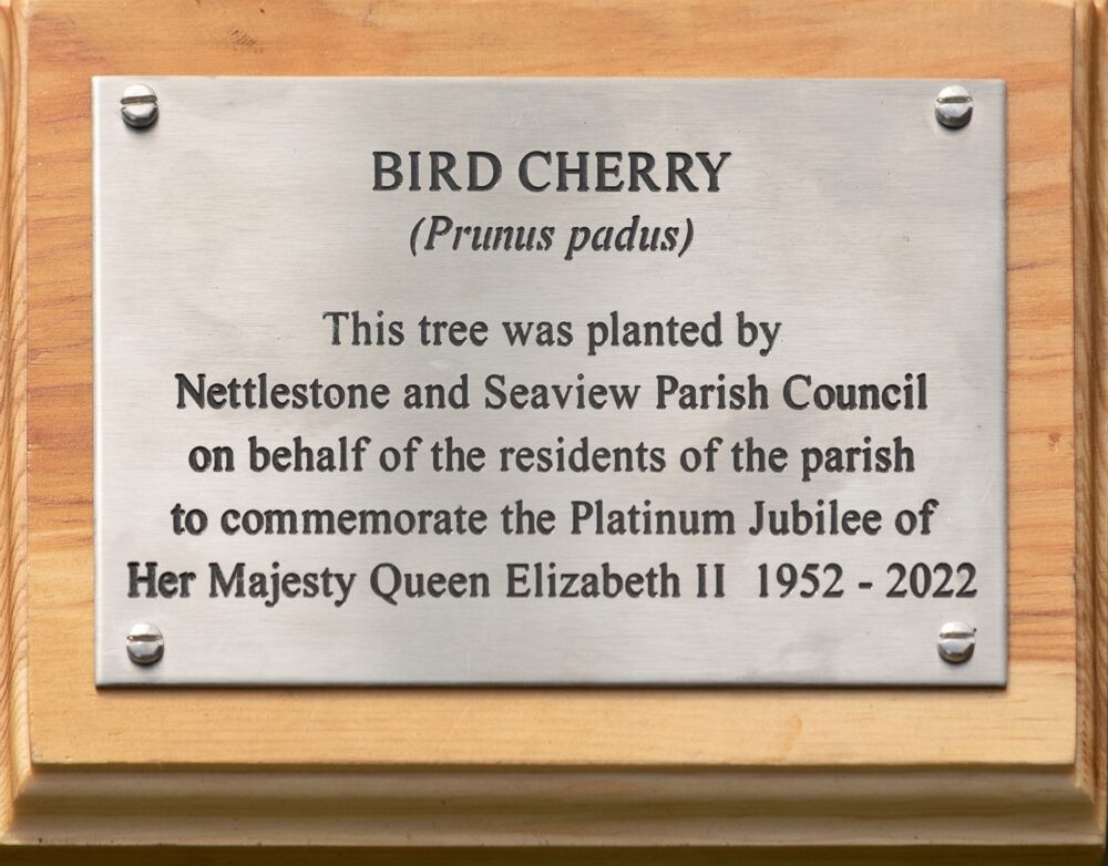 NETTLESTONE AND SEAVIEW PARISH UNVEILS SPECIAL QUEEN'S JUBILEE GIFT ...
