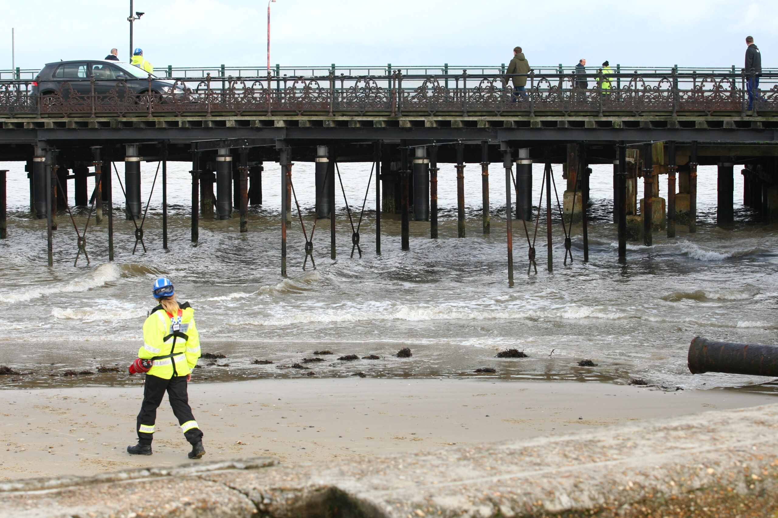 RESCUE TEAMS DEPLOYED TO MAN EVADING POLICE IN THE SEA AT RYDE - Isle ...