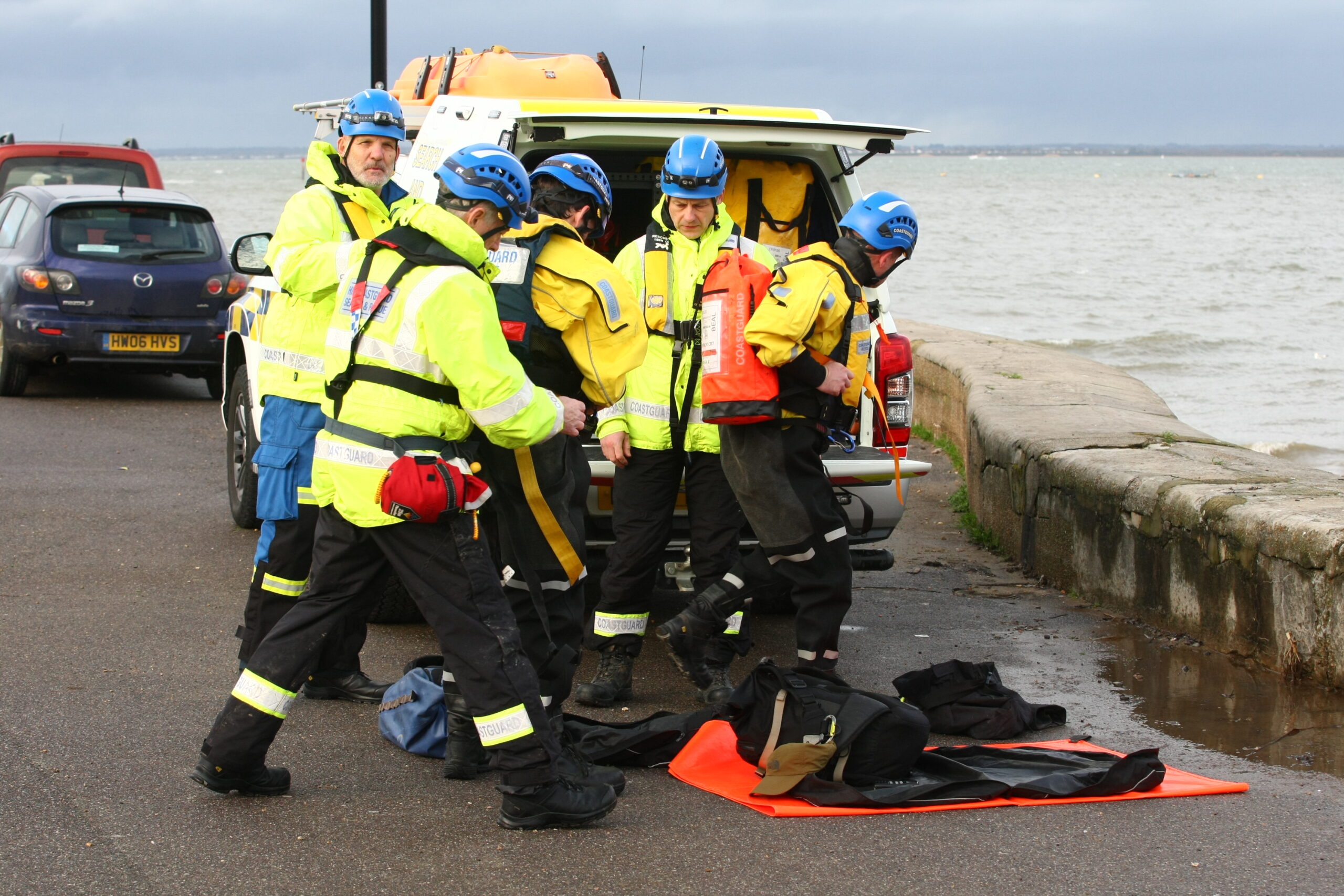 RESCUE TEAMS DEPLOYED TO MAN EVADING POLICE IN THE SEA AT RYDE - Isle ...