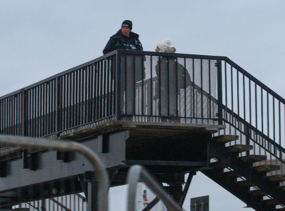 POLICE TALK DOWN CHILD ON THE WRONG SIDE OF RAILWAY BRIDGE RAILINGS ...