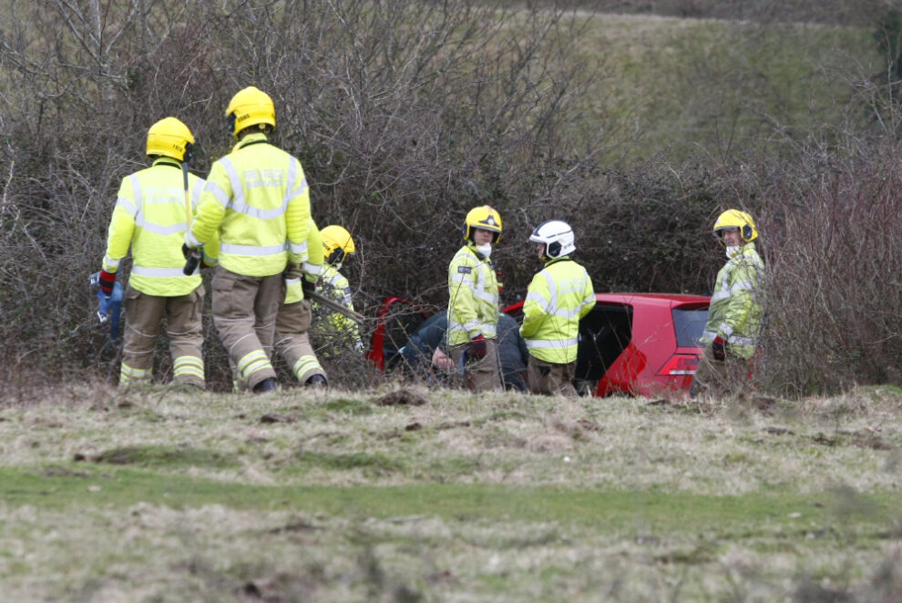 VW GOLF CRASHES THROUGH FENCE AND CAREERS DOWN THE SIDE OF BRADING ...
