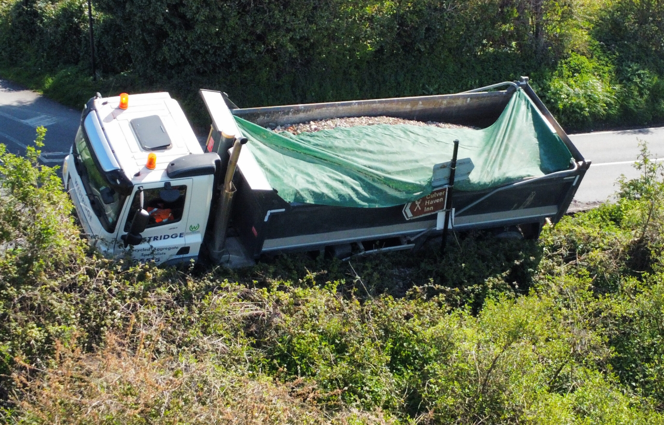 FULLY LADEN LORRY LEFT ON THE EDGE AS DRIVER TAKES EVASIVE ACTION ...