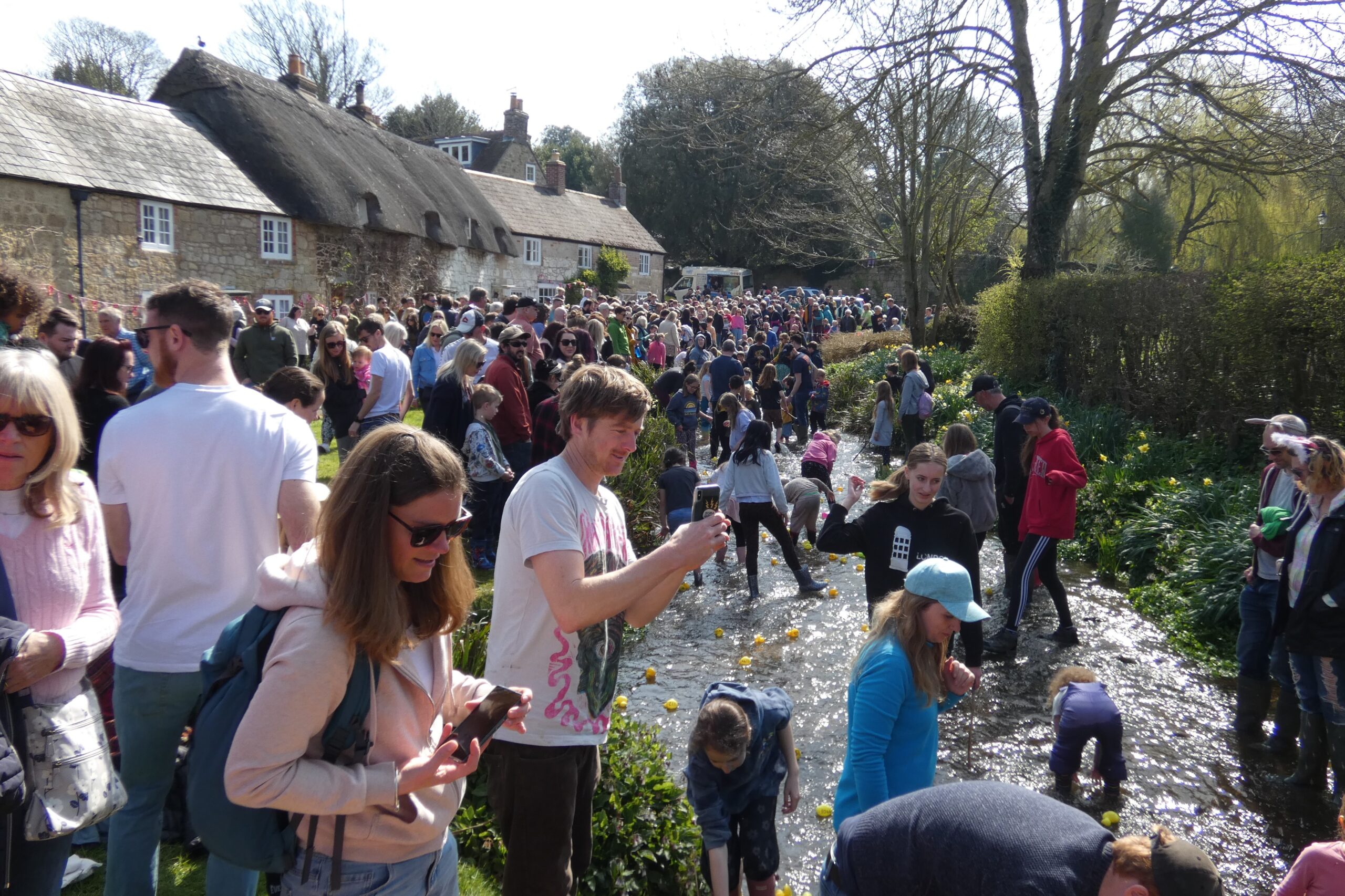 CALBOURNE GOES QUACKERS ON EASTER SUNDAY AS DUCKS RACE ALONG WINKLE ...