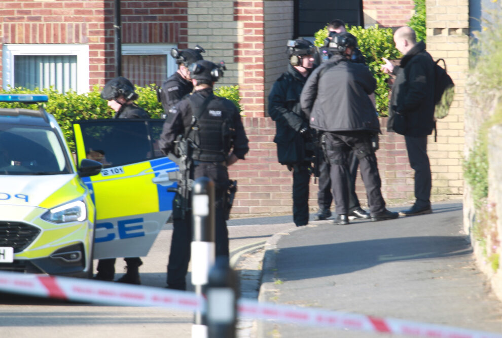 CORDONS IN PLACE AS ARMED POLICE SURROUND RYDE PROPERTY - Isle of Wight ...