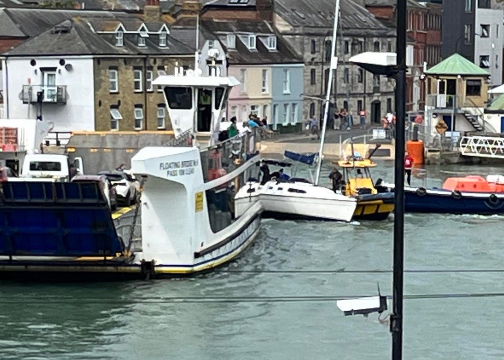 YACHT ON THE MEDINA CRASHES INTO BOW OF FLOATING BRIDGE - Isle of Wight ...