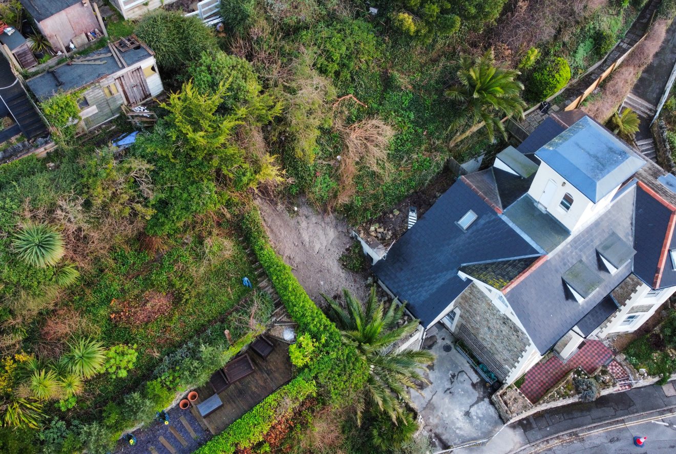 DAYLIGHT REVEALS EXTENT OF ZIG ZAG LANDSLIP - HOUSE CORDONED OFF - Isle ...