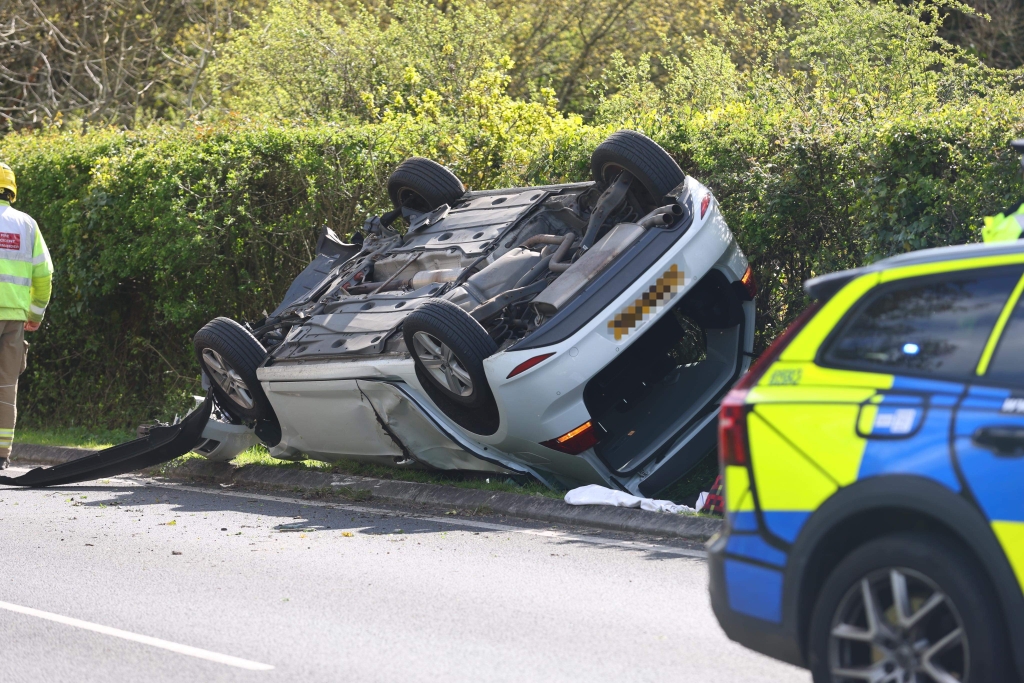 CAR ON ROOF BLOCKS MAIN ROAD BETWEEN RYDE AND BRADING - Island Echo ...