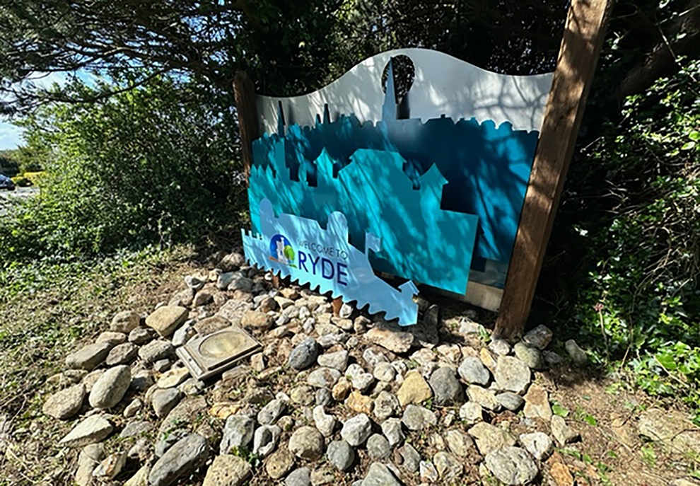 'WELCOME TO RYDE' SIGNS REFURBISHED RESTORING PRIDE IN THE TOWN - Isle ...