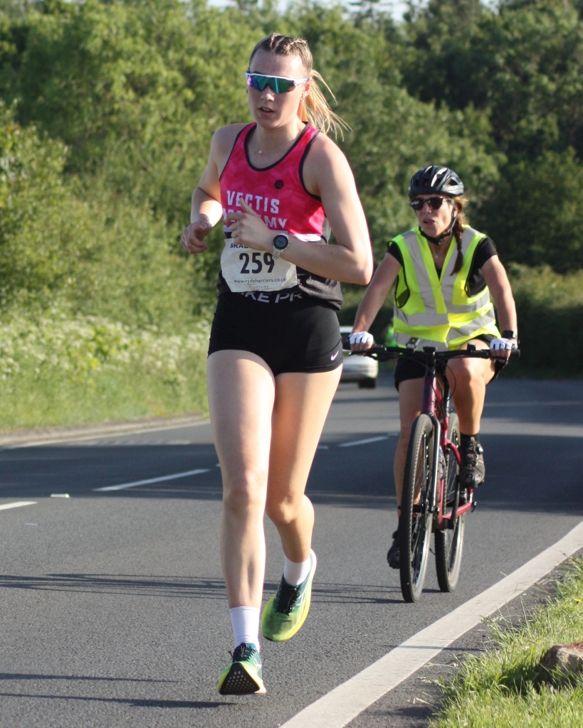 CHRIS NEWHHAM LEADS 136 ATHLETES OVER LINE IN BRADING 10K ROAD RACE ...