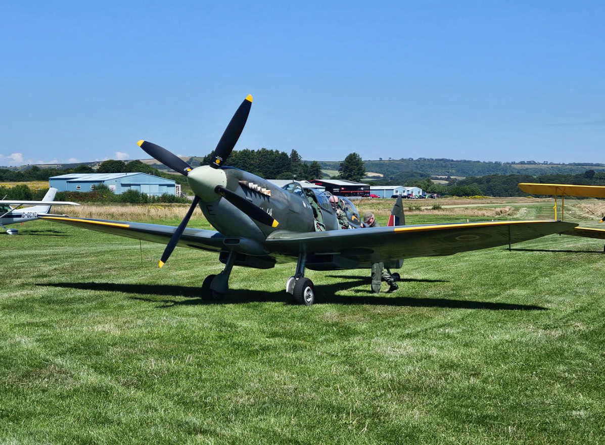 SPITFIRE MAKES URGENT LANDING AT SANDOWN AMID ENGINE TROUBLES - Island ...