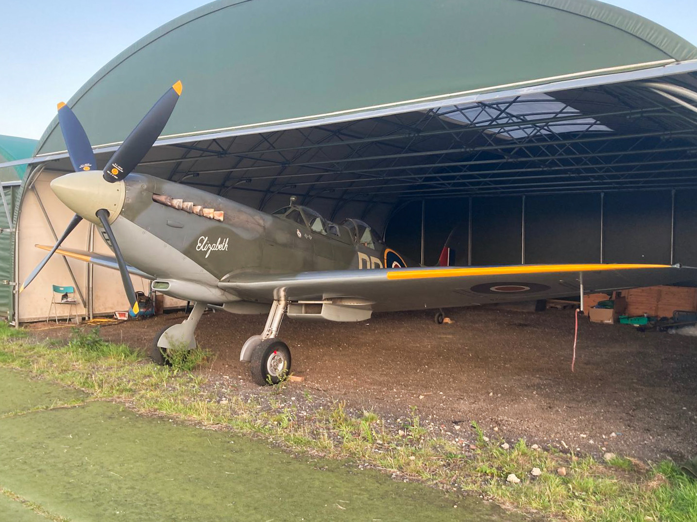SPITFIRE MAKES URGENT LANDING AT SANDOWN AMID ENGINE TROUBLES - Isle of ...