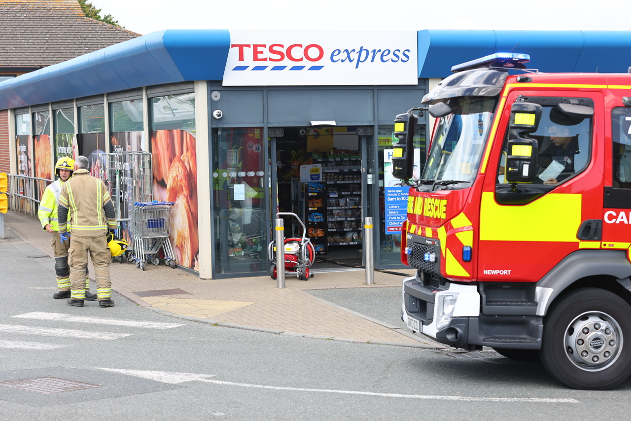 CHILLER FIRE AT TESCO EXPRESS SEES WOOTTON SHOPPERS EVACUATED - Isle of ...