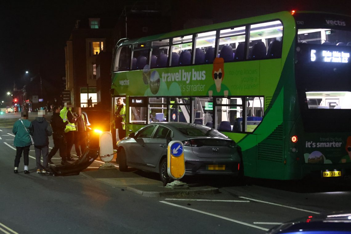 CAR AND DOUBLE DECKER BUS IN MINI ROUNDABOUT SMASH - Isle of Wight News ...