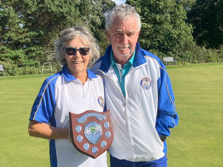 COWES MEDINA BOWLING CLUB FINALS WEEK COMPLETED DESPITE BLUSTERY ...