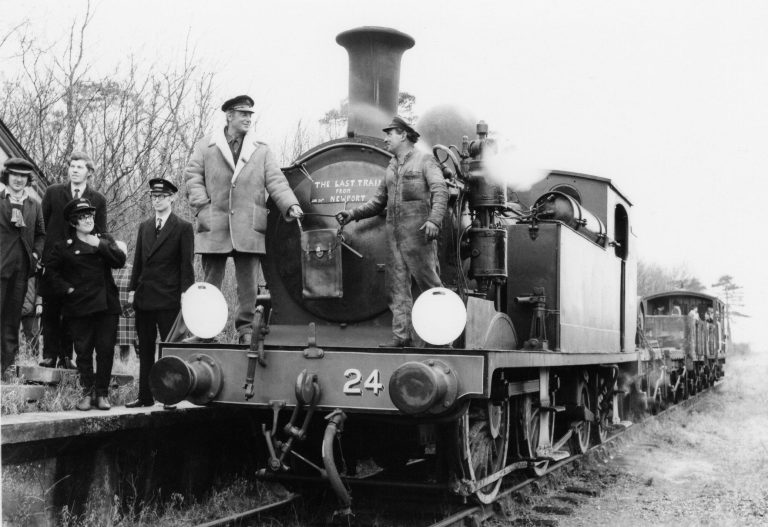 WHIPPINGHAM - A STATION CONSTRUCTED TO SERVE AN EMPRESS - Isle of Wight ...